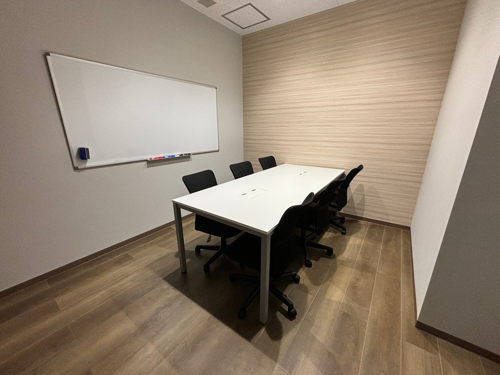 【蒲田駅徒歩1分】1時間1,100円！モニター付き6名まで利用可能な会議室（RoomB）の写真4
