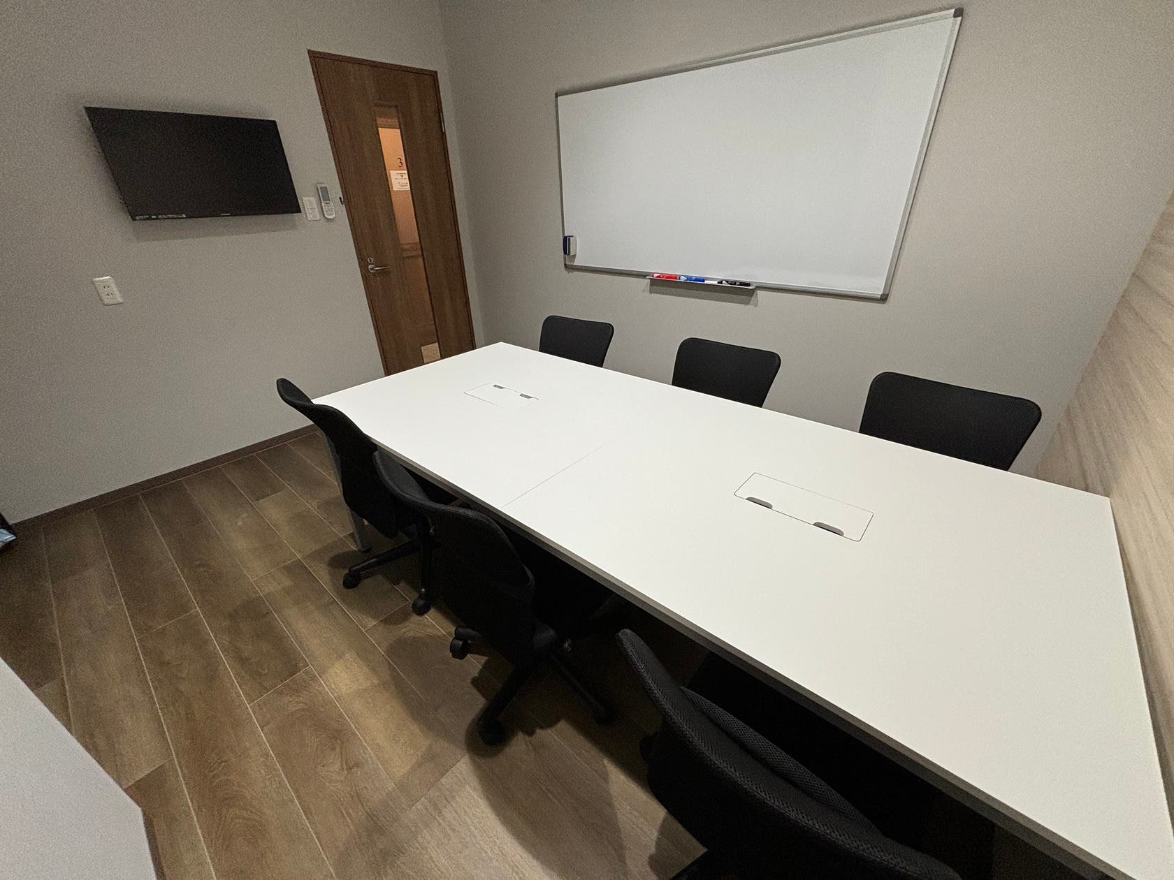 【蒲田駅徒歩1分】1時間1,100円！モニター付き6名まで利用可能な会議室（RoomB）の写真1