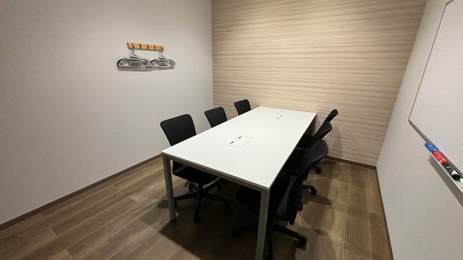 【蒲田駅徒歩1分】1時間1,100円!モニター付きの6名まで利用可能な会議室(RoomA)の写真3