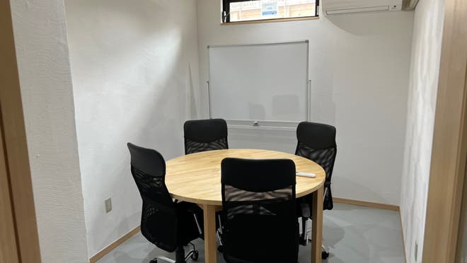 【ゆいレール安里駅から徒歩3分!!】6名様まで利用可能な会議室⑥の写真1