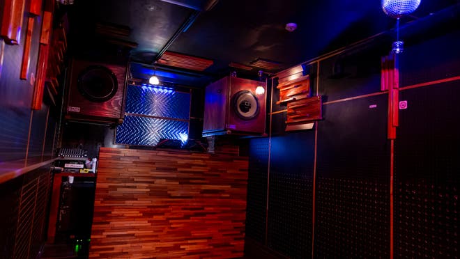 ラウンジとダンスフロアを備えたDJ Barのロケーションの写真1