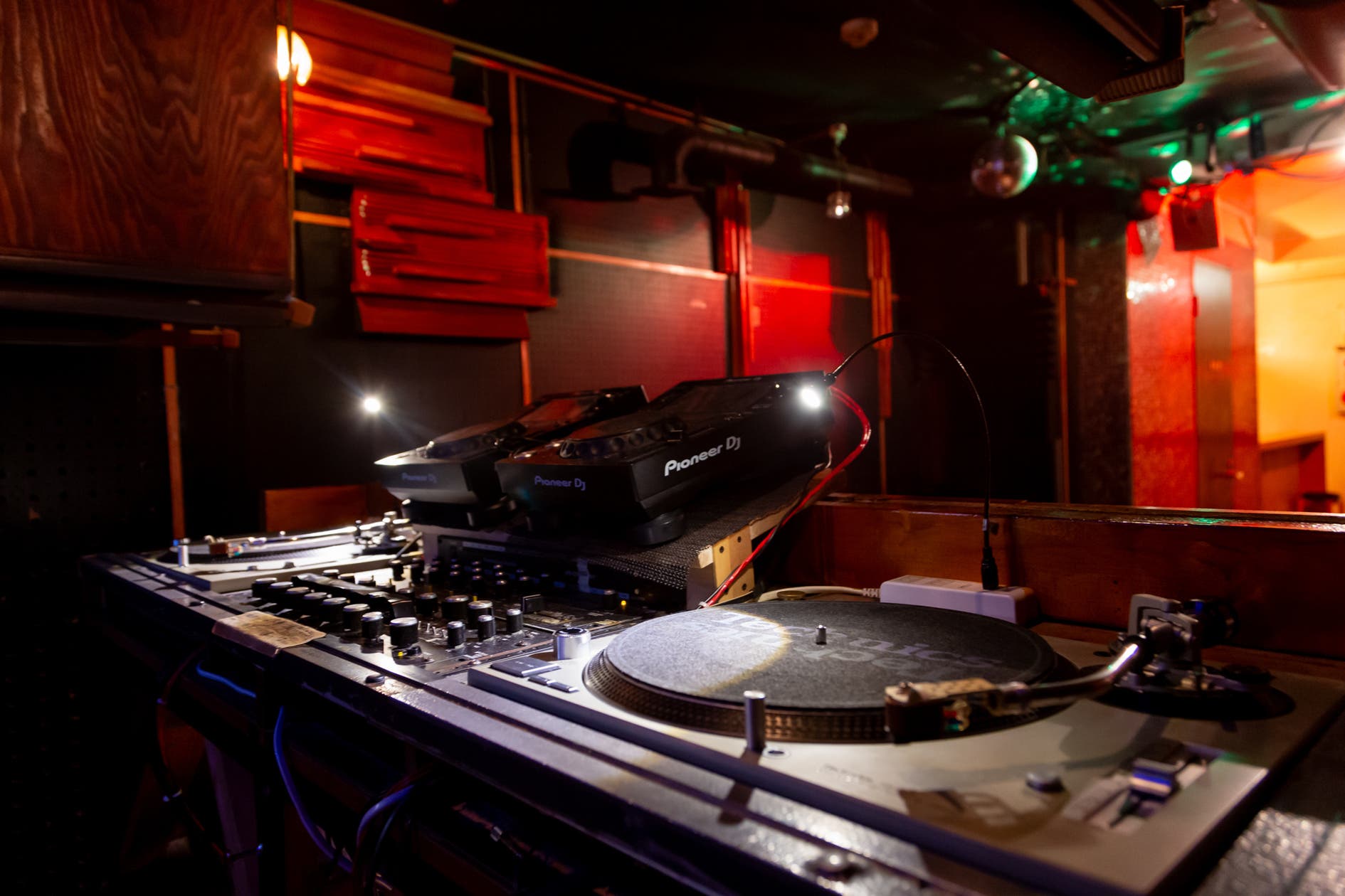 ラウンジとダンスフロアを備えたDJ Barのロケーションの写真10