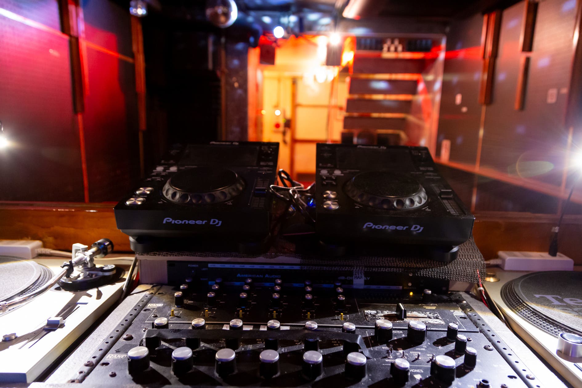 ラウンジとダンスフロアを備えたDJ Barのロケーションの写真3