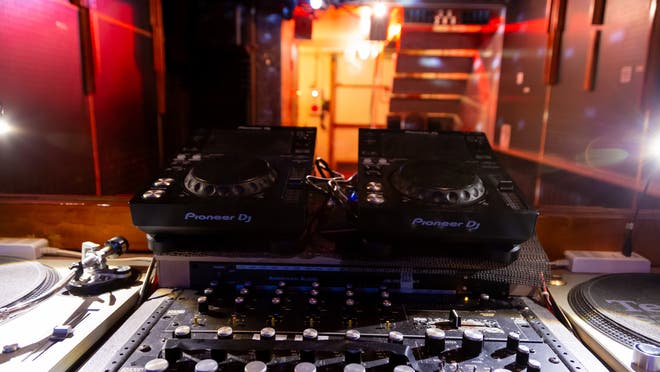 ラウンジとダンスフロアを備えたDJ Barのロケーションの写真3