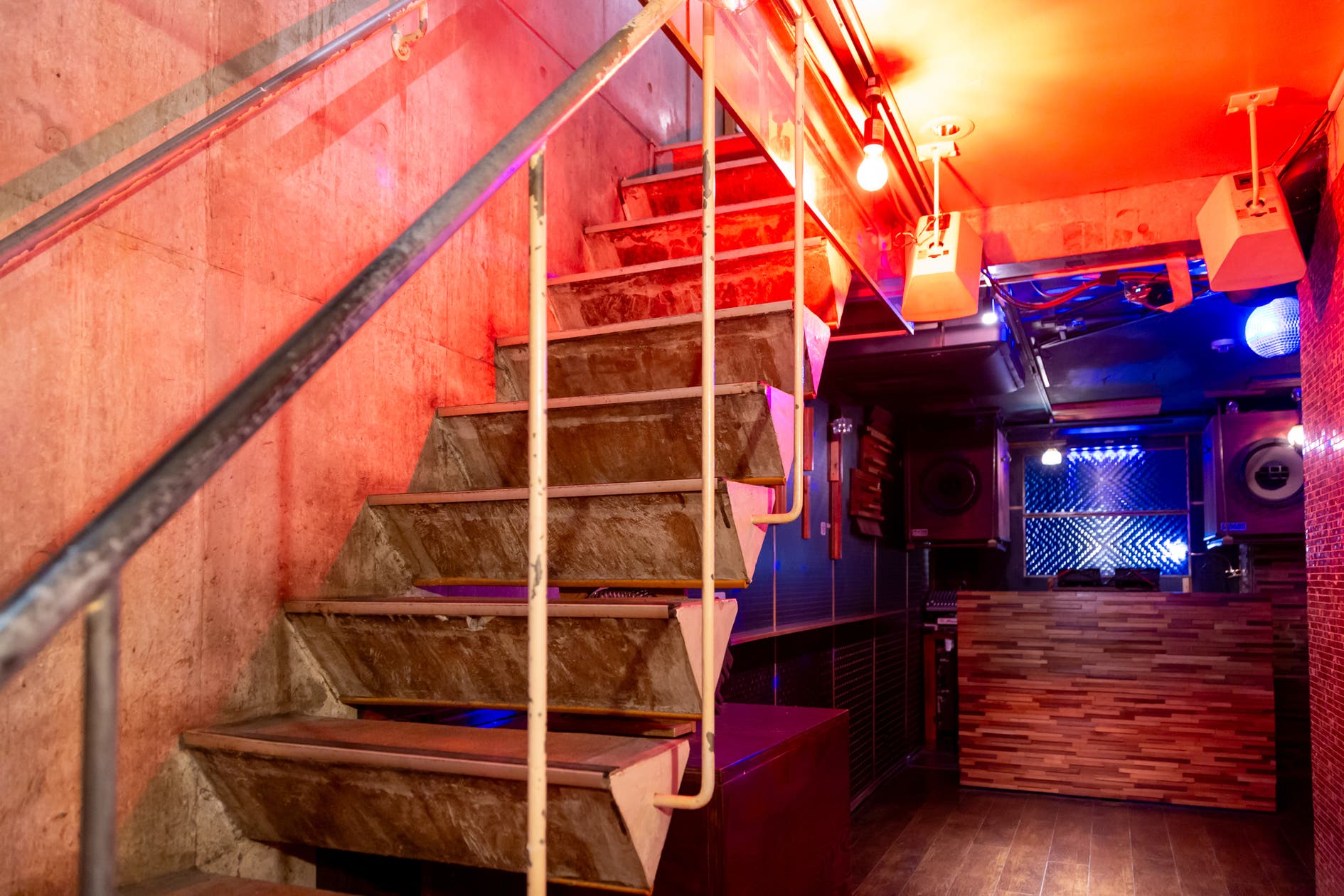 ラウンジとダンスフロアを備えたDJ Barのロケーションの写真4