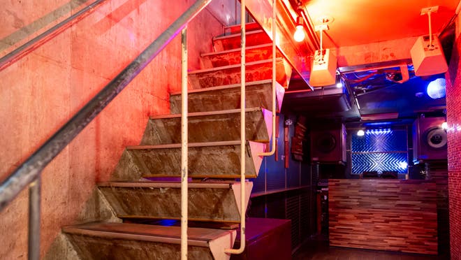 ラウンジとダンスフロアを備えたDJ Barのロケーションの写真4