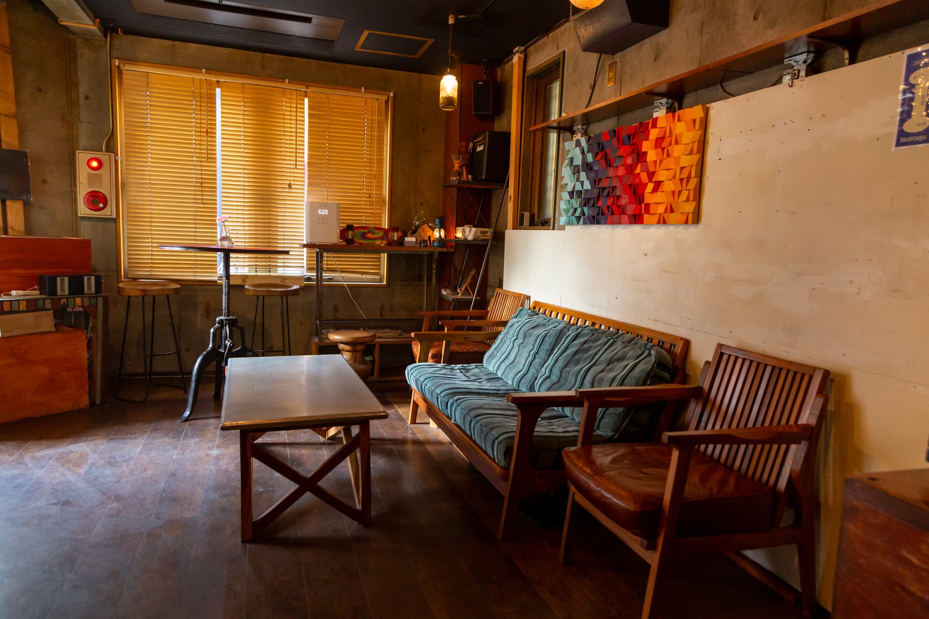 ラウンジとダンスフロアを備えたDJ Barのロケーションの写真6