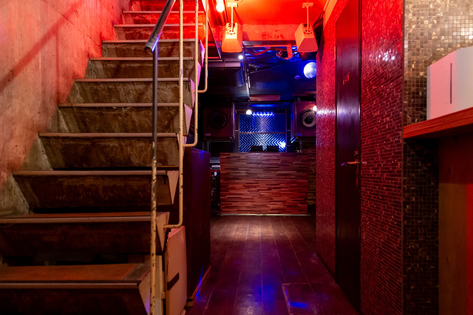 ラウンジとダンスフロアを備えたDJ Barのロケーションの写真9