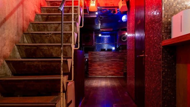 ラウンジとダンスフロアを備えたDJ Barのロケーションの写真9