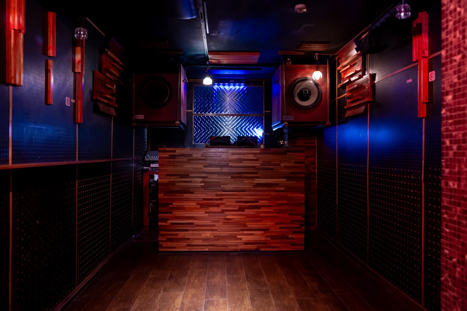 ラウンジとダンスフロアを備えたDJ Barのロケーションの写真11