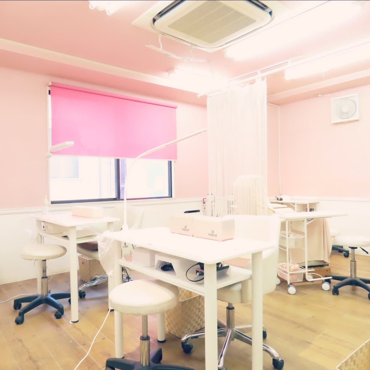 新宿駅徒歩5分☆ネイル材料·機材完備☆手ぶらで利用できるシェアサロン♪セルフネイルも◎当日予約OK！まつ毛もご相談可！の写真1