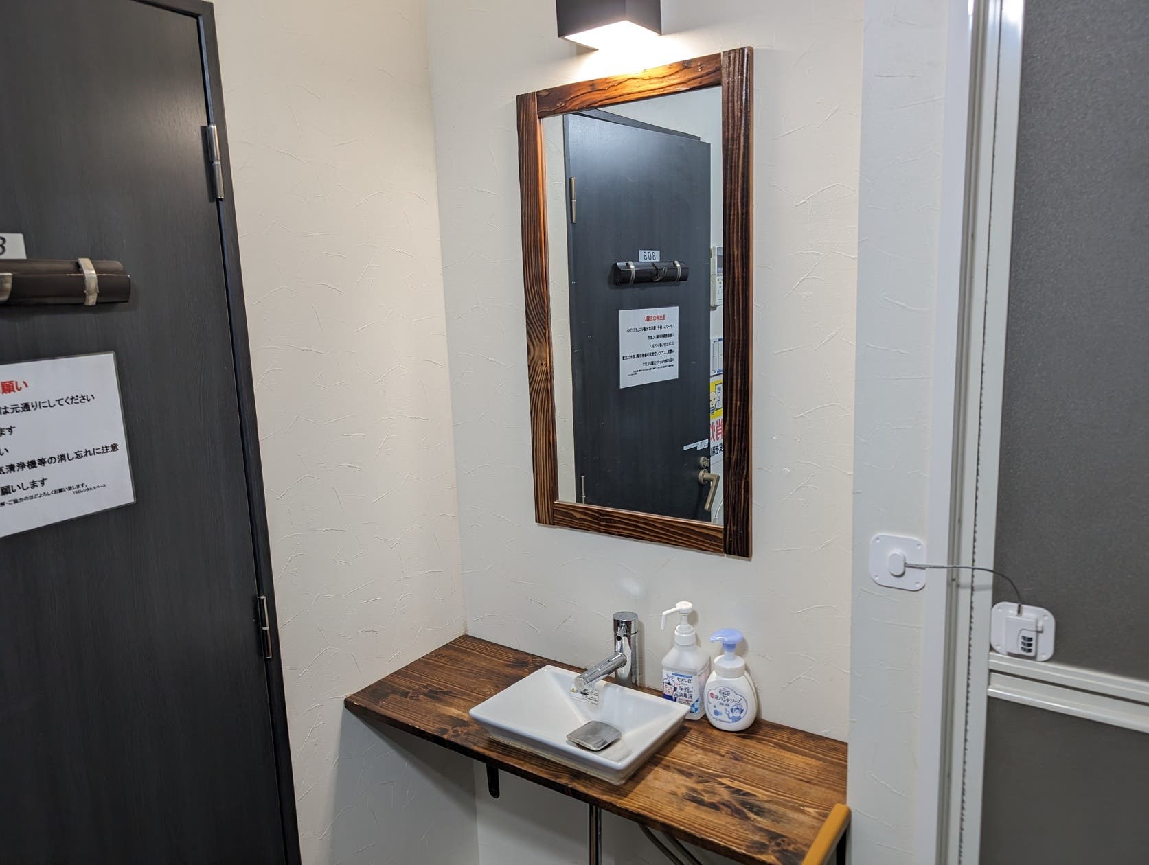 会議室1 神田駅3分 完全個室 高速Wi-Fi/ホワイトボード/地上波TV/打合せ/ボードゲーム/レッスン/映画鑑賞の写真4