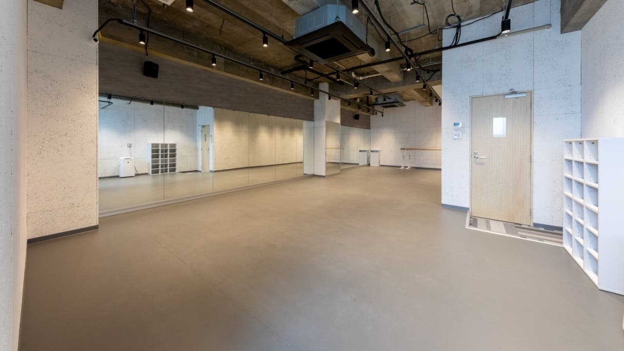 【スタジオ１】青葉台駅4分／広さ60.2㎡、鏡幅10.6mの大型レンタルスタジオ／バレエ用リノリウム床／各種教室利用におすすめの写真1