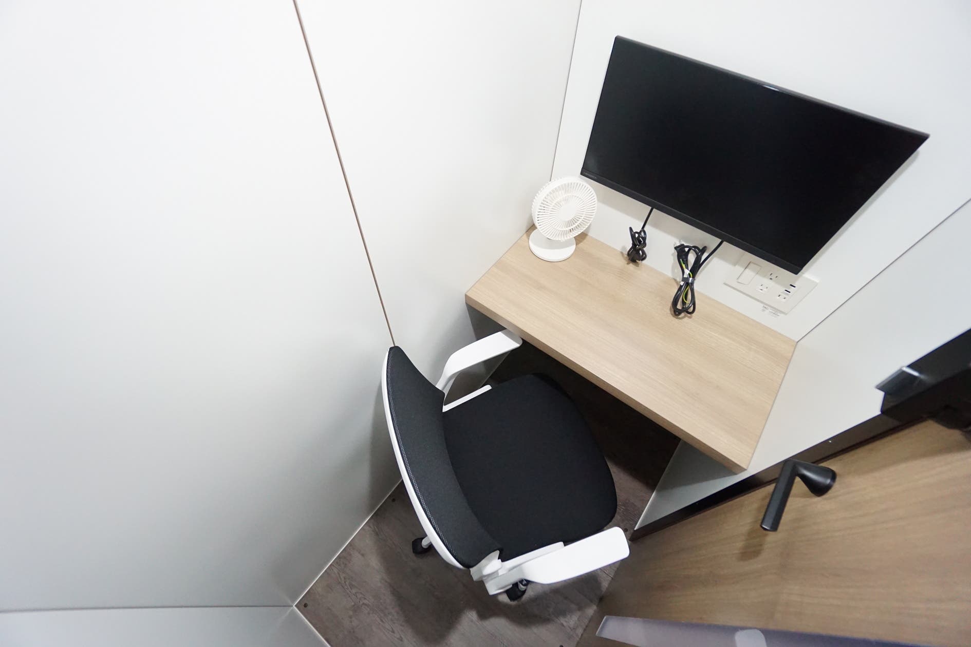 ＜ワークブース吉祥寺No.2＞吉祥寺駅徒歩3分🚃1人用完全個室🚪光回線Wi-Fi📶モニター🖥電源🔌⚡️テレワーク/面接/自習の写真5