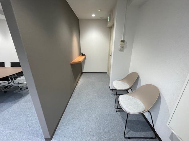 【博多駅徒歩7分】オフィス内ビルの完全個室】駐車場1台無料・WIFi無料・ホワイトボード・モニター無料！博多駅JSビル貸会議室の写真3