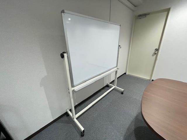 【博多駅徒歩7分】オフィス内ビルの完全個室】駐車場1台無料・WIFi無料・ホワイトボード・モニター無料！博多駅JSビル貸会議室の写真4