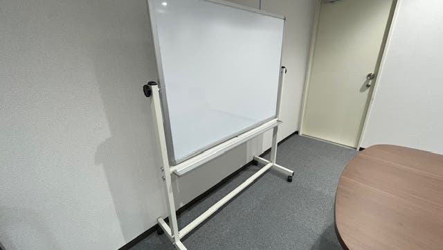 【博多駅徒歩7分】オフィス内ビルの完全個室】駐車場1台無料・WIFi無料・ホワイトボード・モニター無料!博多駅JSビル貸会議室の写真5