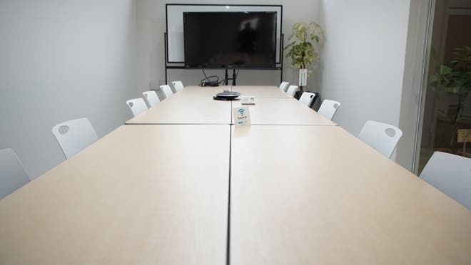 【燕三条 by イチコン】モニター・ホワイトボード付き12名会議室の写真2