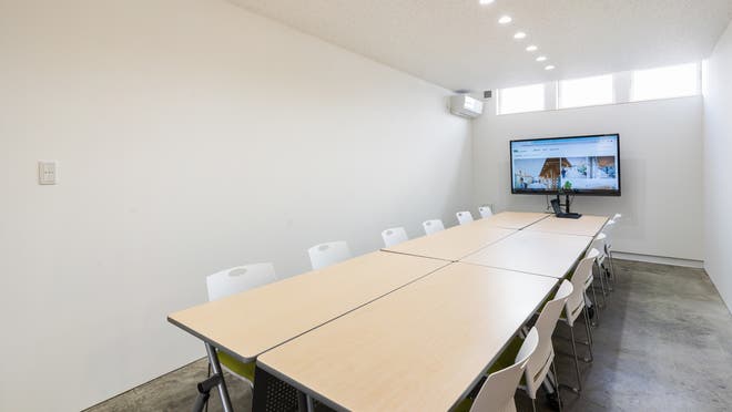 【燕三条 by イチコン】モニター・ホワイトボード付き12名会議室の写真1