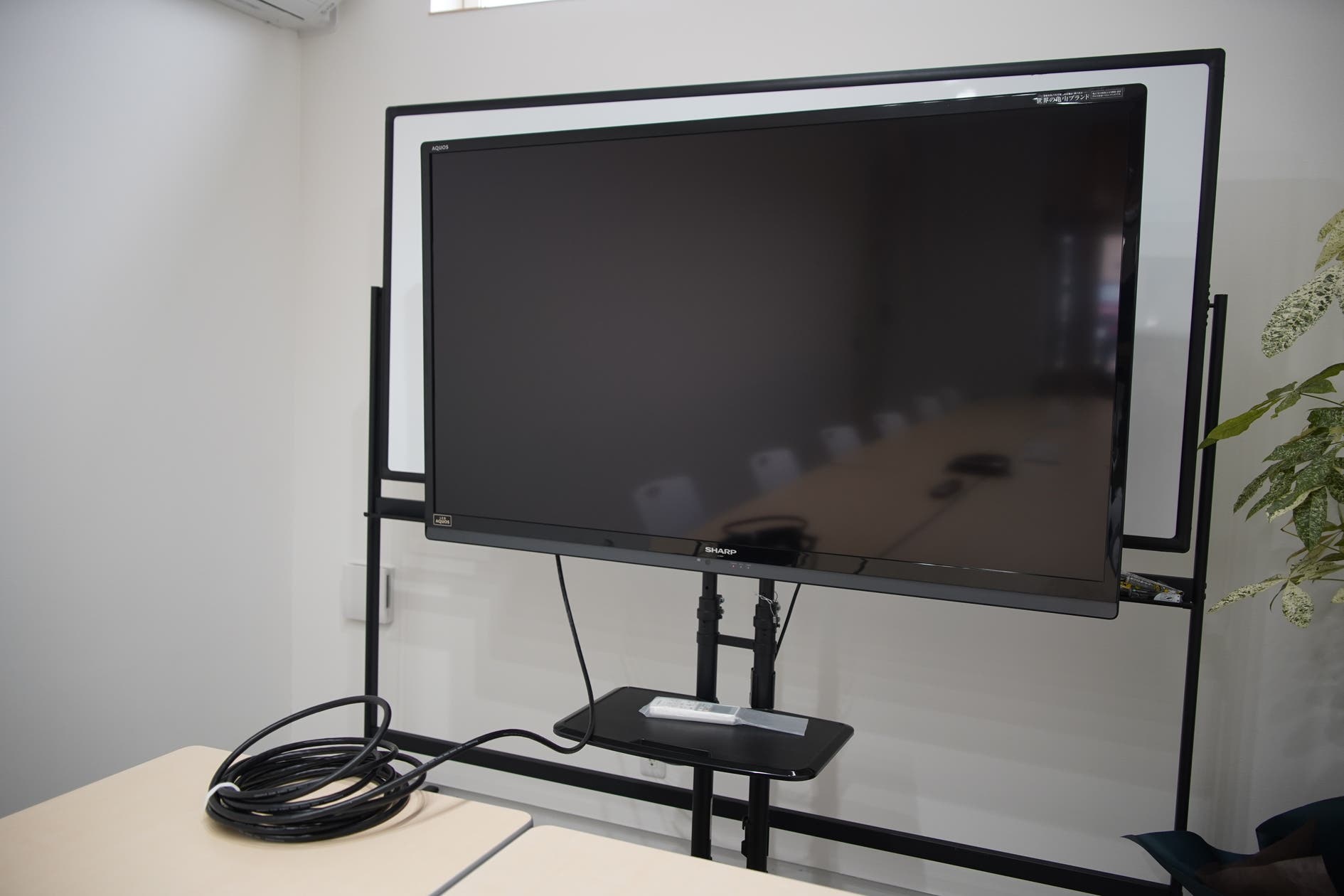 【燕三条 by イチコン】モニター・ホワイトボード付き12名会議室の写真5