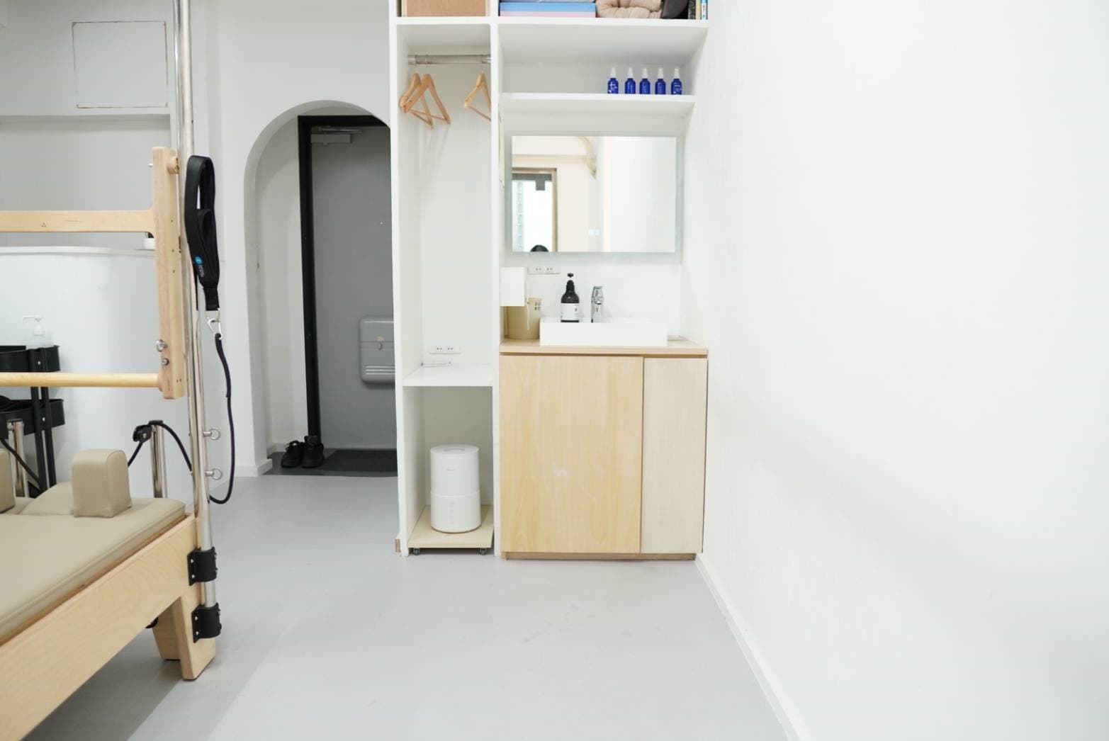 白を基調とした ピラティスマシンのレンタルスタジオの写真10