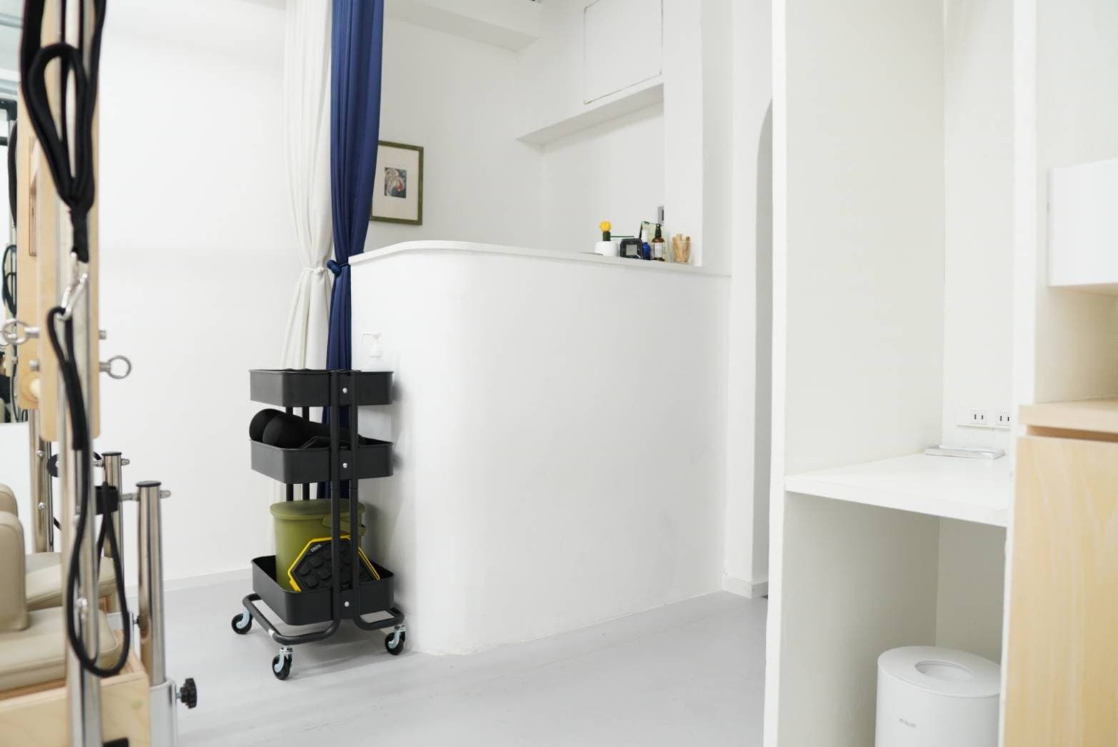 白を基調とした ピラティスマシンのレンタルスタジオの写真12