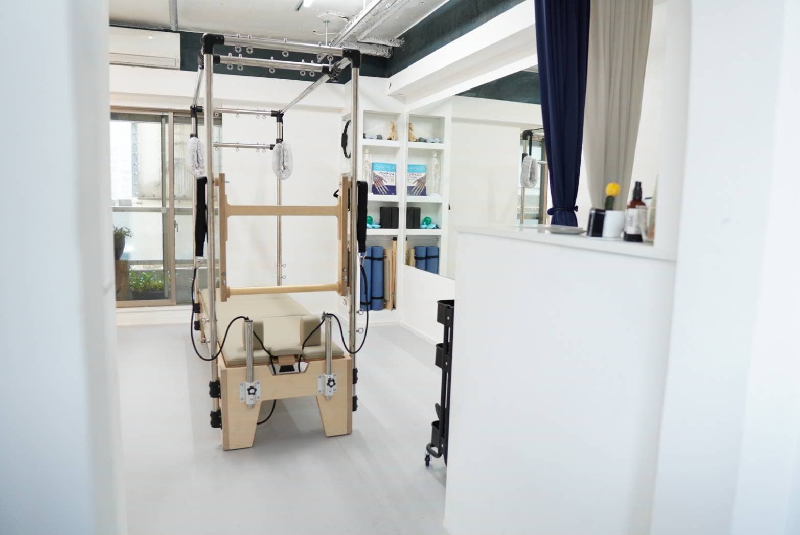白を基調とした ピラティスマシンのレンタルスタジオの写真6