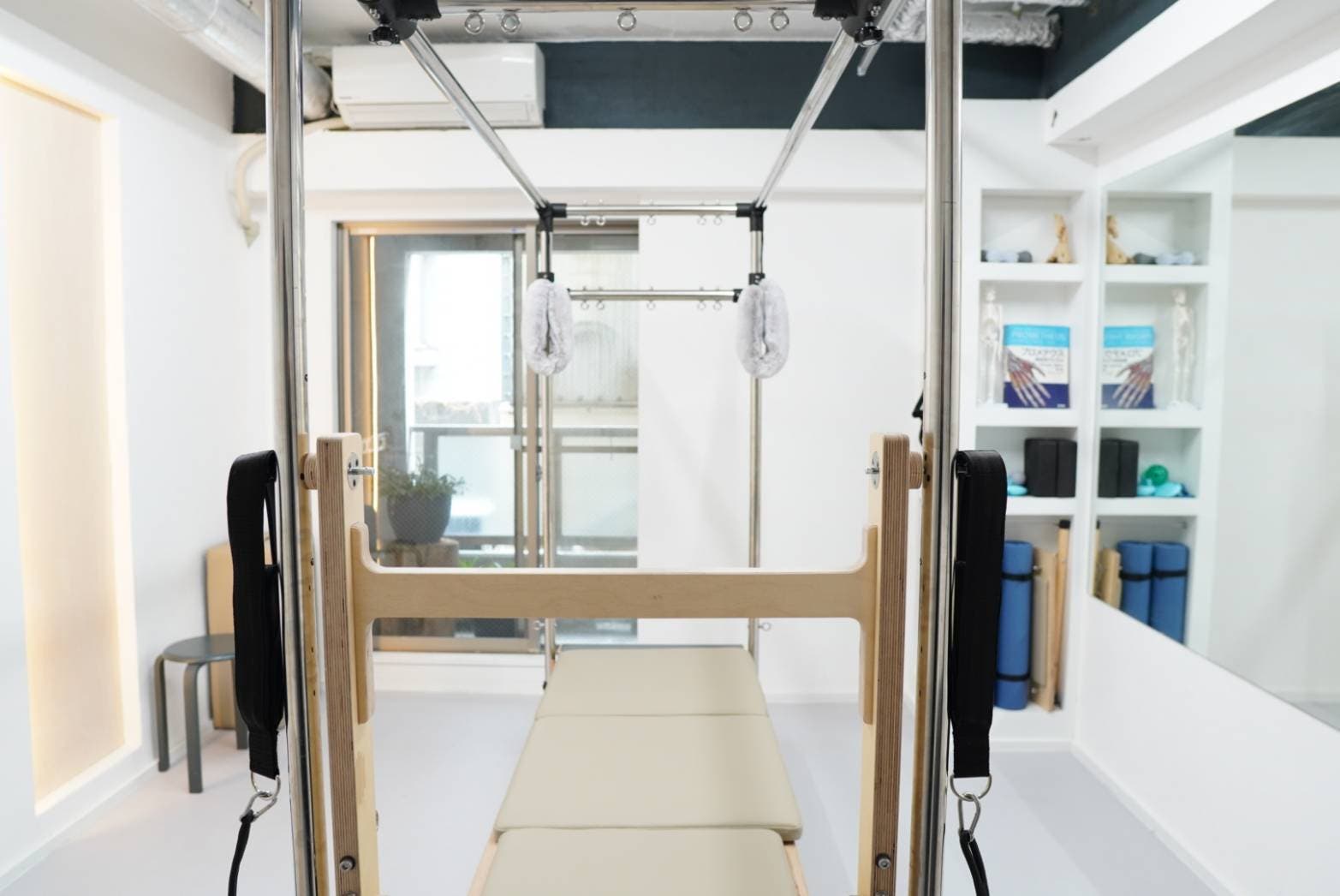 白を基調とした ピラティスマシンのレンタルスタジオの写真13