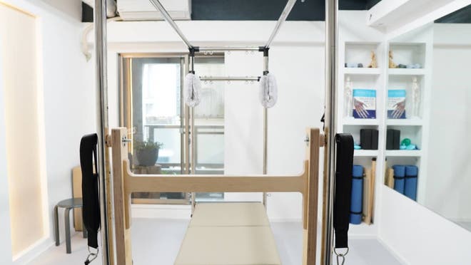 白を基調とした ピラティスマシンのレンタルスタジオの写真13