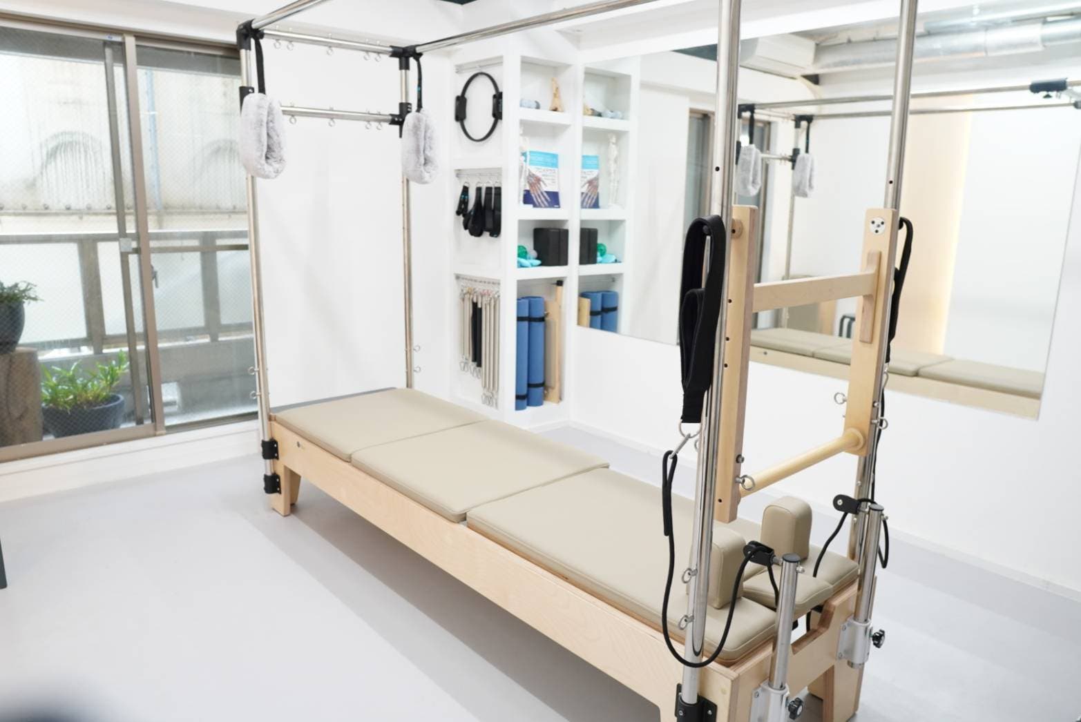 白を基調とした ピラティスマシンのレンタルスタジオの写真14
