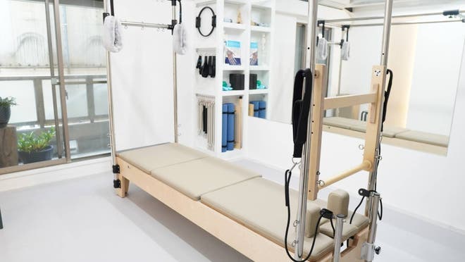 白を基調とした ピラティスマシンのレンタルスタジオの写真14