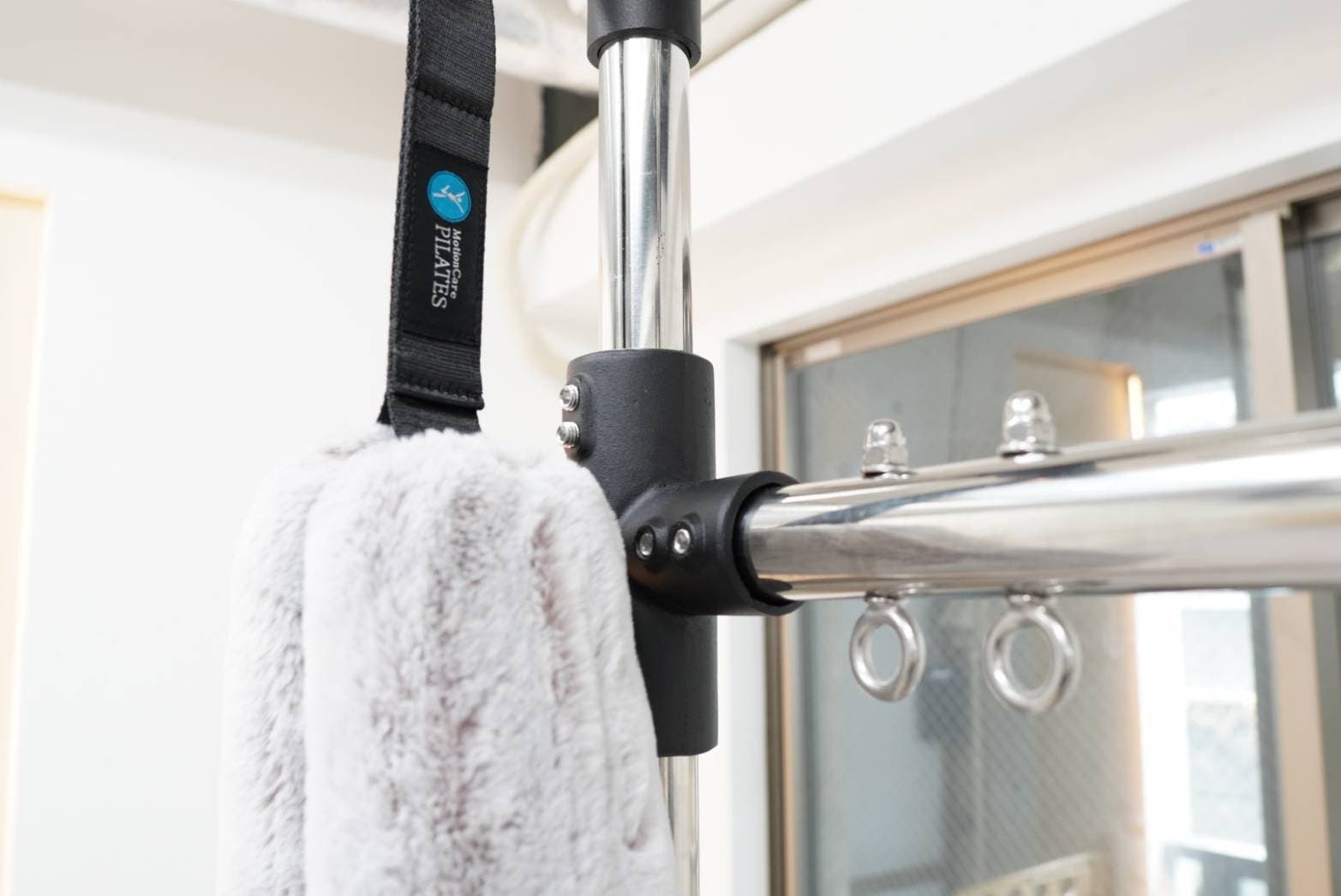 白を基調とした ピラティスマシンのレンタルスタジオの写真15