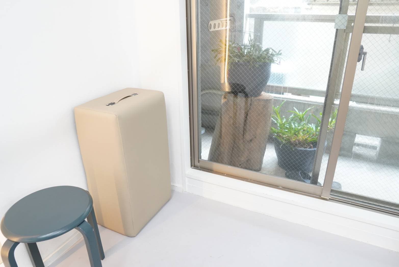 白を基調とした ピラティスマシンのレンタルスタジオの写真8