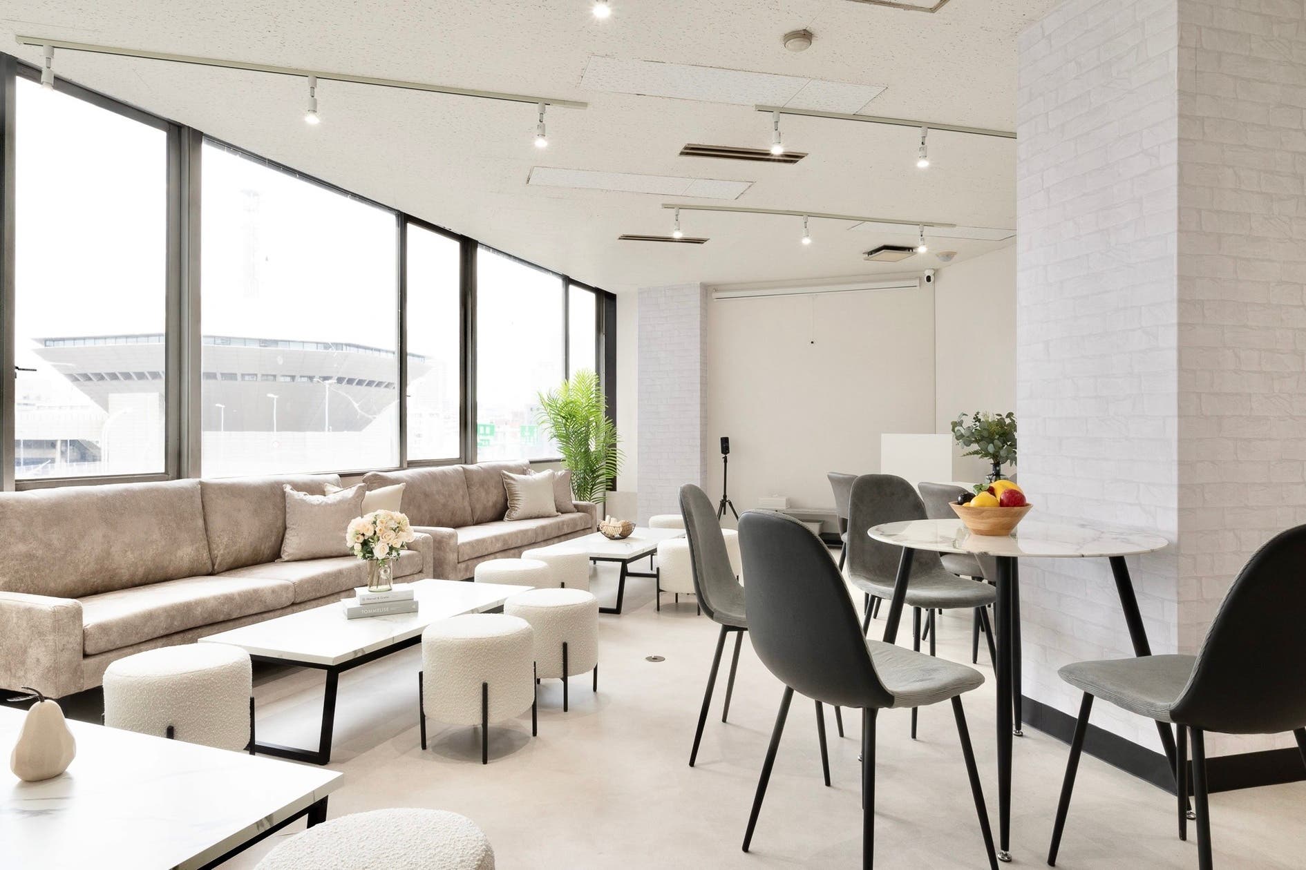 【なんば駅すぐ】おしゃれ空間✨最大35名🎉各種イベント🎈ビジネスシーンなど🎙️自然光で撮影にも最適🎬持込🉑／リアンの写真16