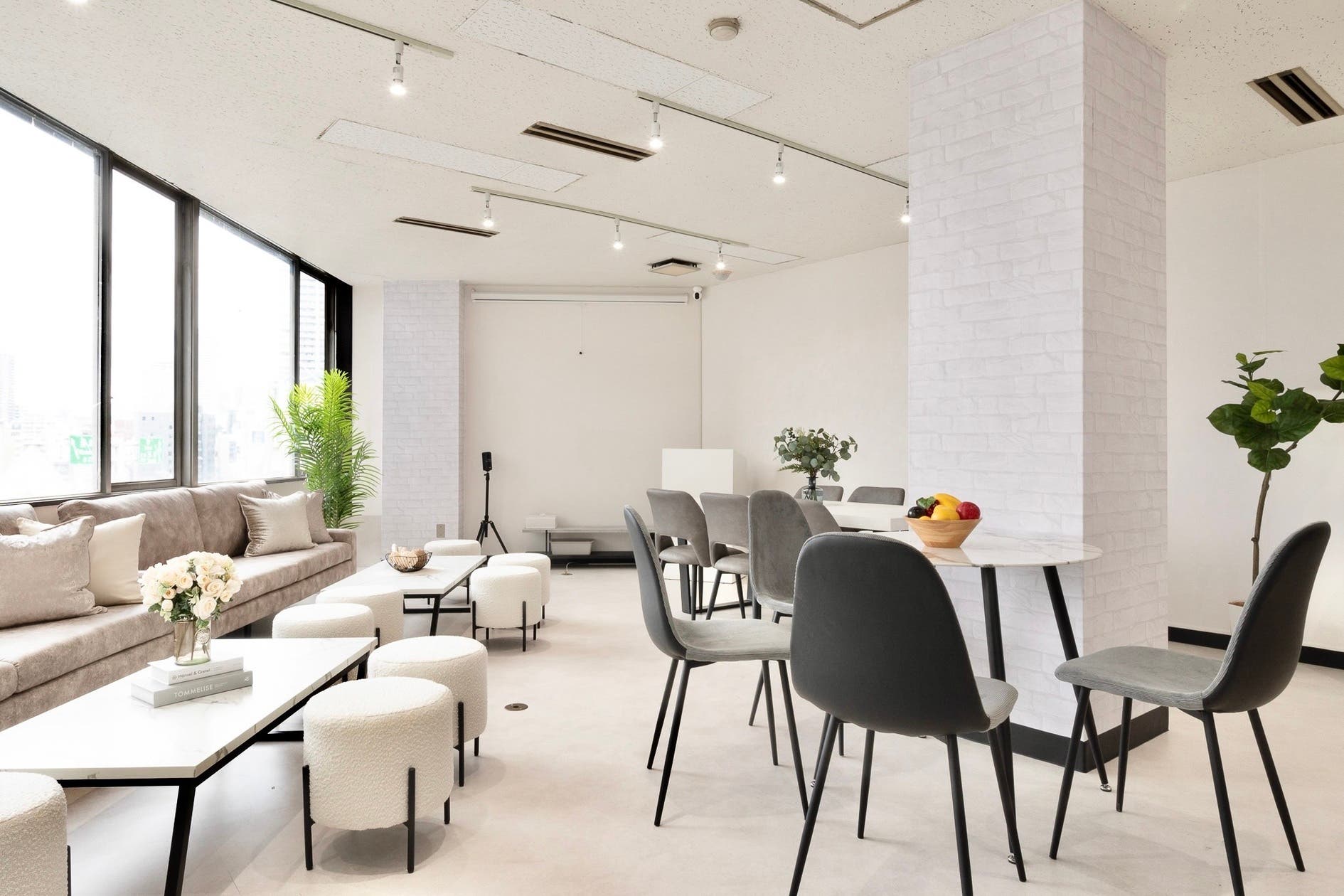 【なんば駅すぐ】おしゃれ空間✨最大35名🎉各種イベント🎈ビジネスシーンなど🎙️自然光で撮影にも最適🎬持込🉑／リアンの写真15