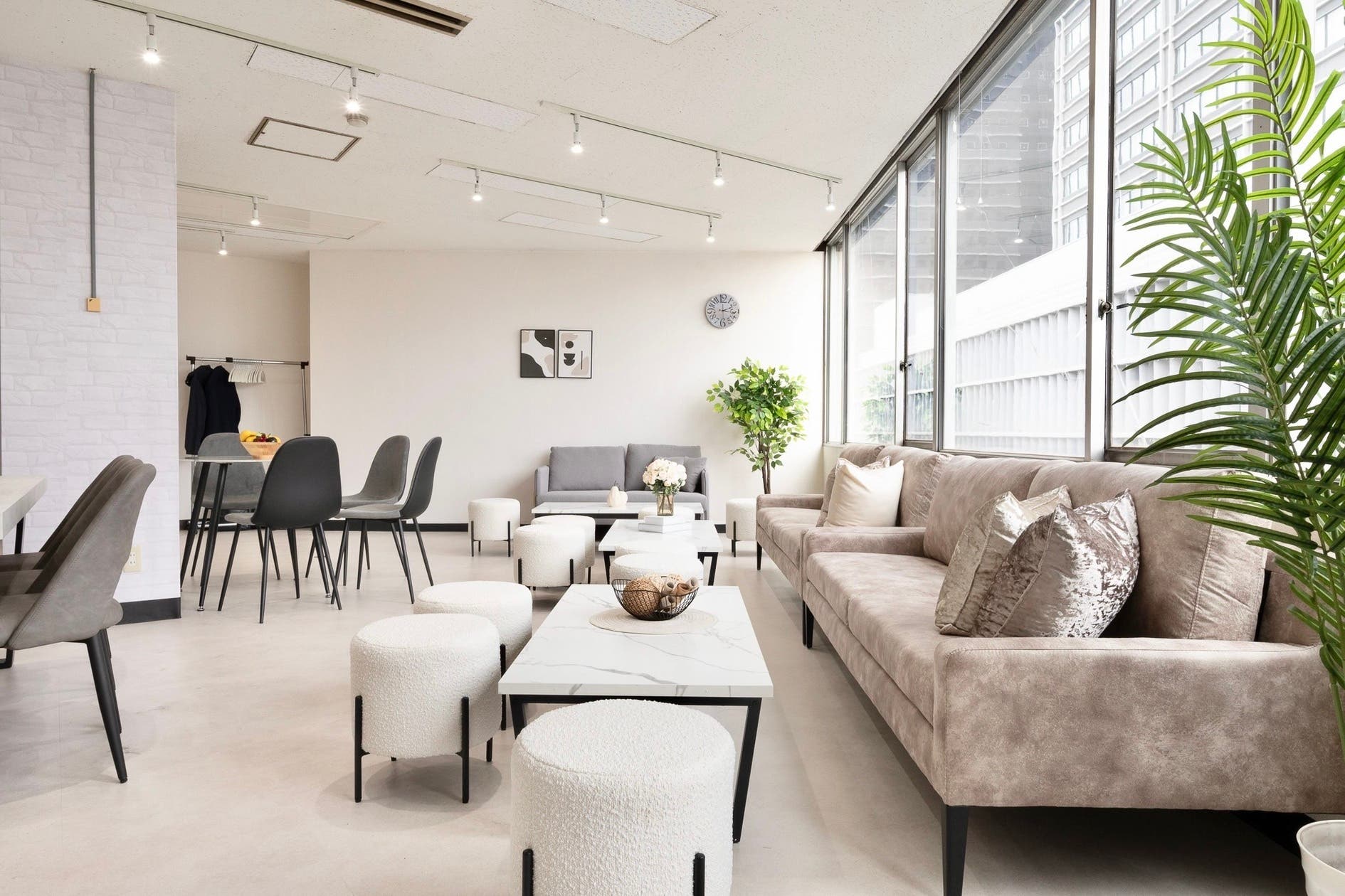 【なんば駅すぐ】おしゃれ空間✨最大35名🎉各種イベント🎈ビジネスシーンなど🎙️自然光で撮影にも最適🎬持込🉑／リアンの写真19