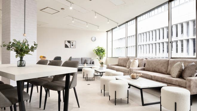 【なんば駅すぐ】おしゃれ空間✨最大35名🎉各種イベント🎈ビジネスシーンなど🎙️自然光で撮影にも最適🎬持込🉑/リアンの写真1