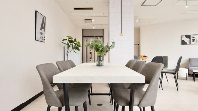 【なんば駅すぐ】おしゃれ空間✨最大35名🎉各種イベント🎈ビジネスシーンなど🎙️自然光で撮影にも最適🎬持込🉑/リアンの写真13