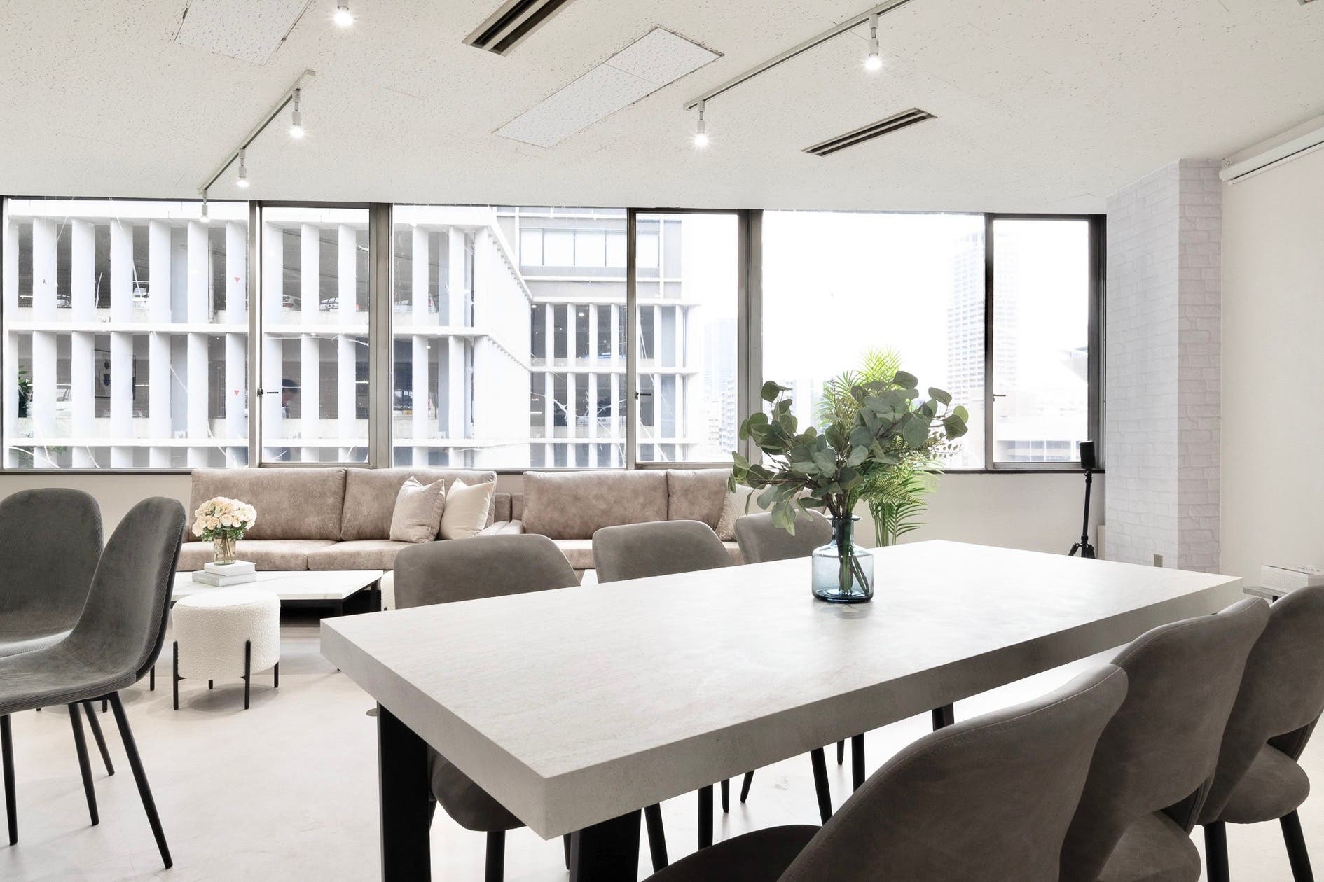 【なんば駅すぐ】おしゃれ空間✨最大35名🎉各種イベント🎈ビジネスシーンなど🎙️自然光で撮影にも最適🎬持込🉑／リアンの写真10