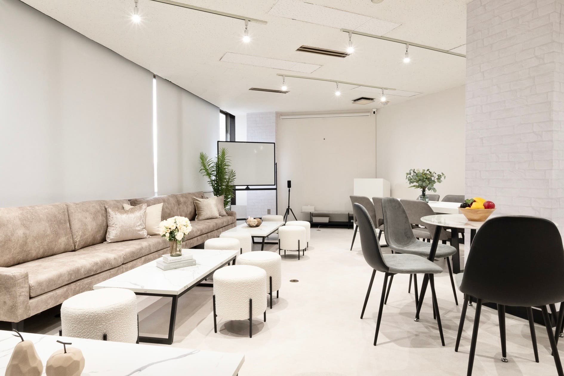 【なんば駅すぐ】おしゃれ空間✨最大35名🎉各種イベント🎈ビジネスシーンなど🎙️自然光で撮影にも最適🎬持込🉑／リアンの写真20