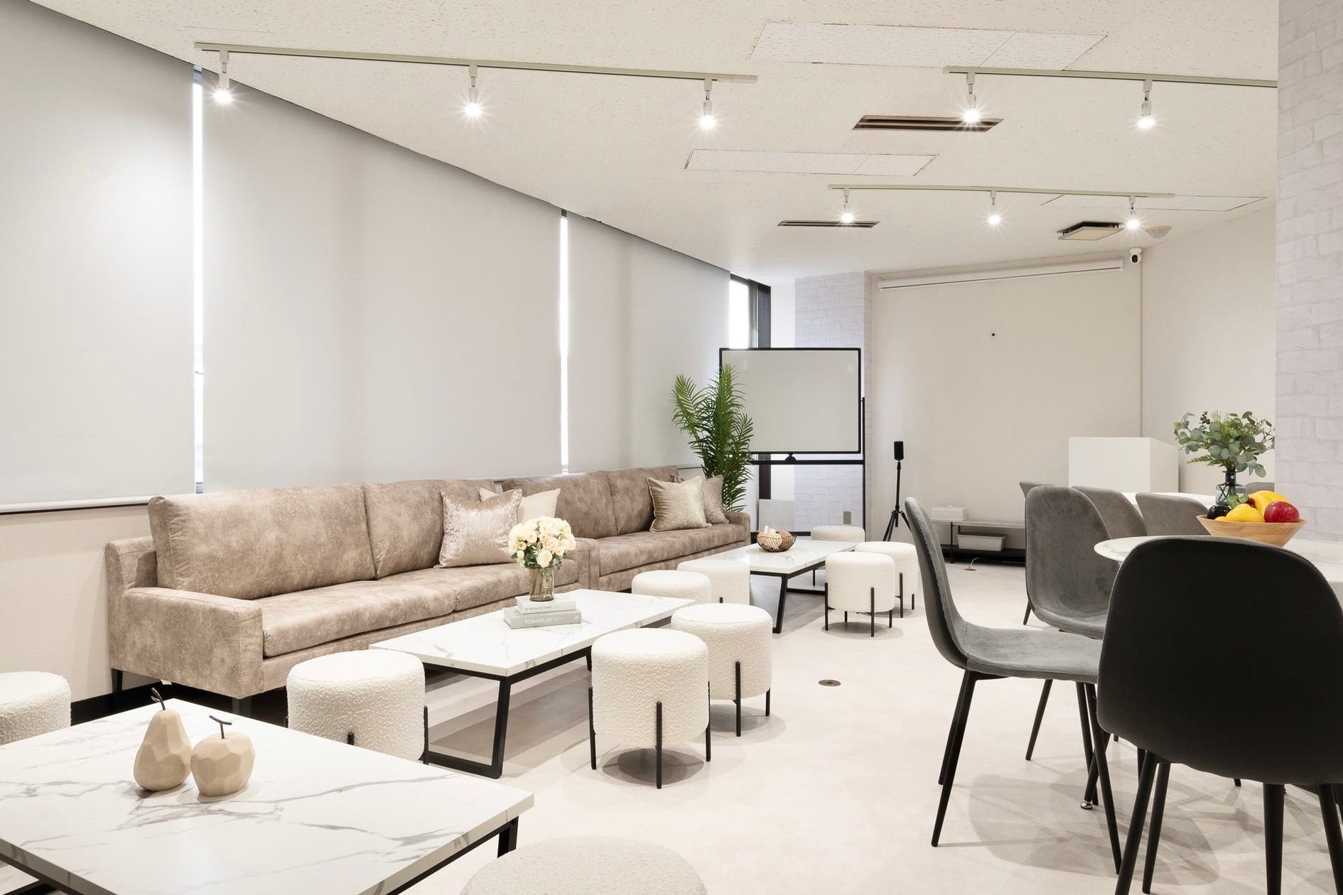 【なんば駅すぐ】おしゃれ空間✨最大35名🎉各種イベント🎈ビジネスシーンなど🎙️自然光で撮影にも最適🎬持込🉑／リアンの写真21