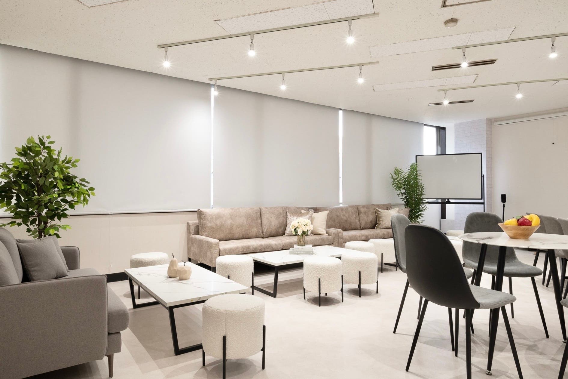 【なんば駅すぐ】おしゃれ空間✨最大35名🎉各種イベント🎈ビジネスシーンなど🎙️自然光で撮影にも最適🎬持込🉑／リアンの写真5