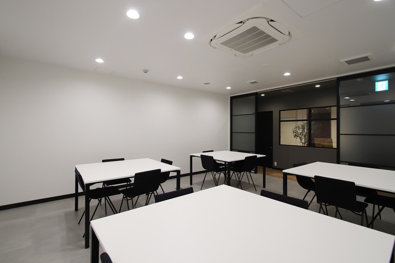 【鶴見 by Bizcafe鶴見】16名利用可能会議室①の写真8