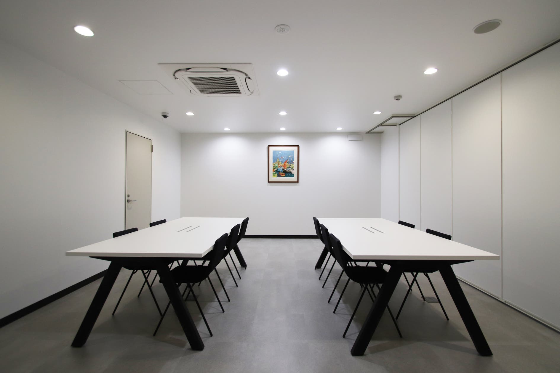 【鶴見 by Bizcafe鶴見】12名利用可能会議室②の写真1