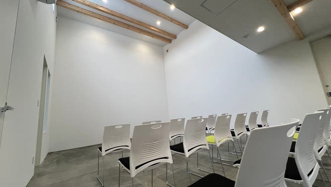 【多目的スタジオ】撮影・収録・討論会・オンライン研修会・15~30人OKのセミナー等に最適!の写真1
