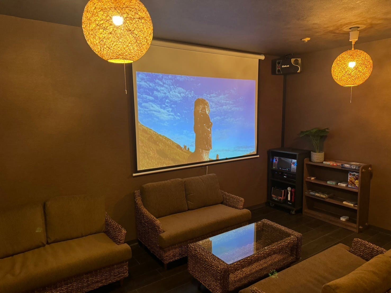 【FAMILYPOT 池袋店】池袋駅西口繫華街徒歩7分 カラオケや本格ポーカーテーブルもあるバリ風スペースの写真2