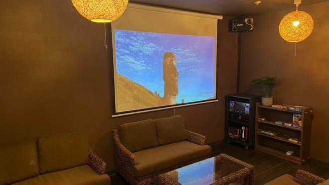 【FAMILYPOT 池袋店】池袋駅西口繫華街徒歩7分 カラオケや本格ポーカーテーブルもあるバリ風スペースの写真2