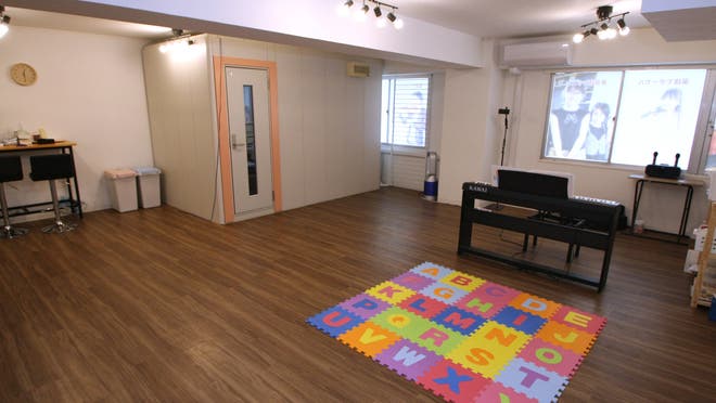 ピアノ・ドラム・ギター・バイオリン、ダンス用大型鏡がある庚午中のレンタルスペースの写真2