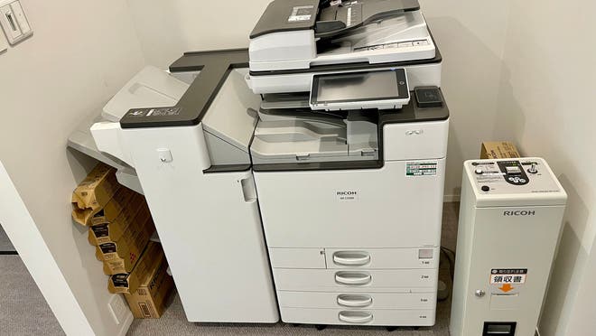 【梅田会議室】東梅田駅から徒歩1分!開放的!モニター大!会議と打合せに最適な8名部屋の写真4