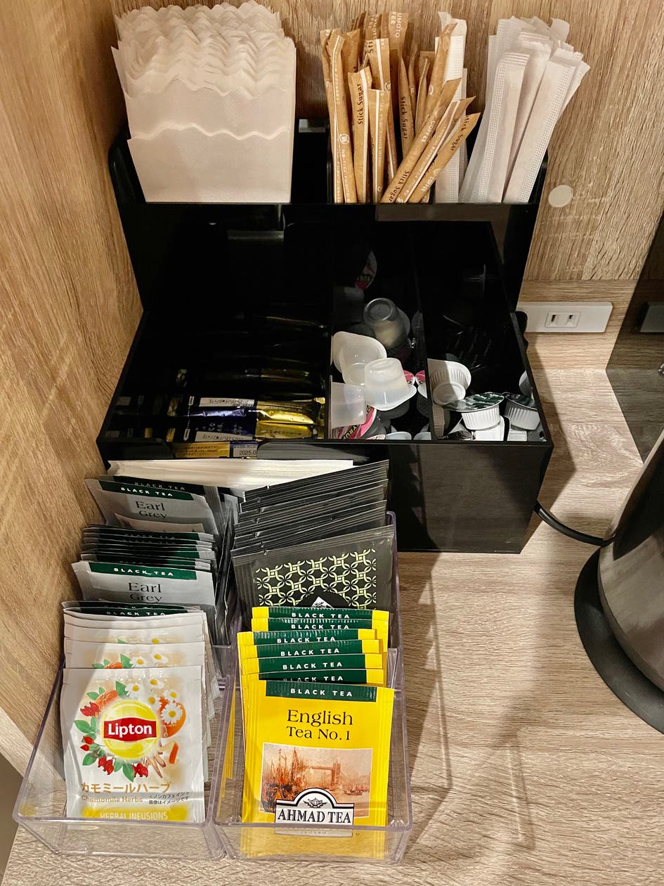 【梅田会議室】東梅田駅から徒歩1分！開放的！モニター大！会議と打合せに最適な8名部屋の写真5